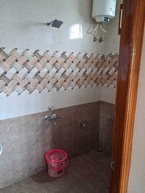 Apartamento Deluxe | Casa de banho | Um polibã, toalhas fornecidas, sabão, champô 