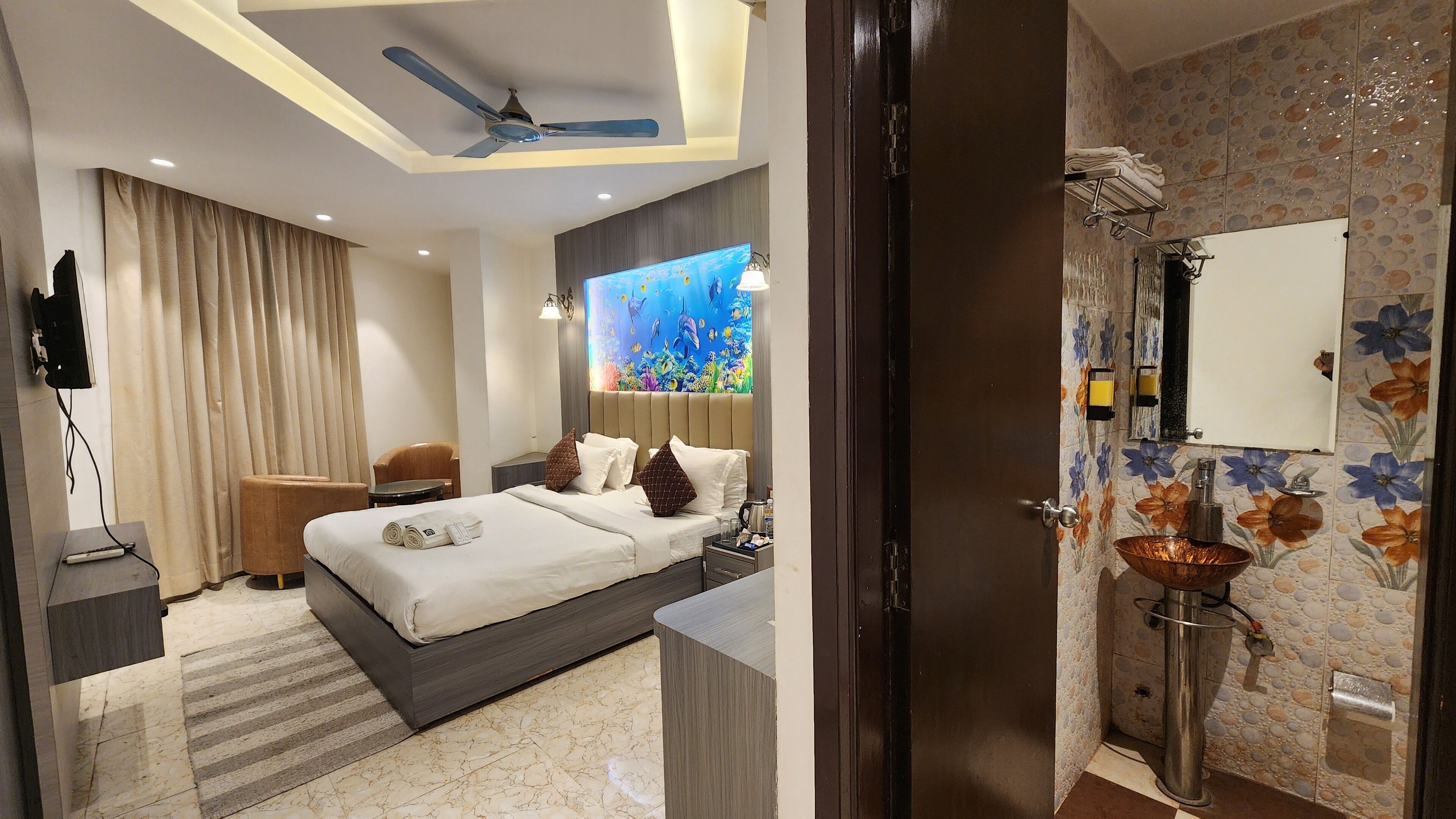 Quarto Duplo Deluxe, Vista para a cidade | Cofre no quarto, secretária 