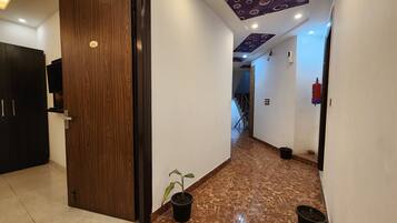 Quarto Duplo Standard | Cofre no quarto, secretária