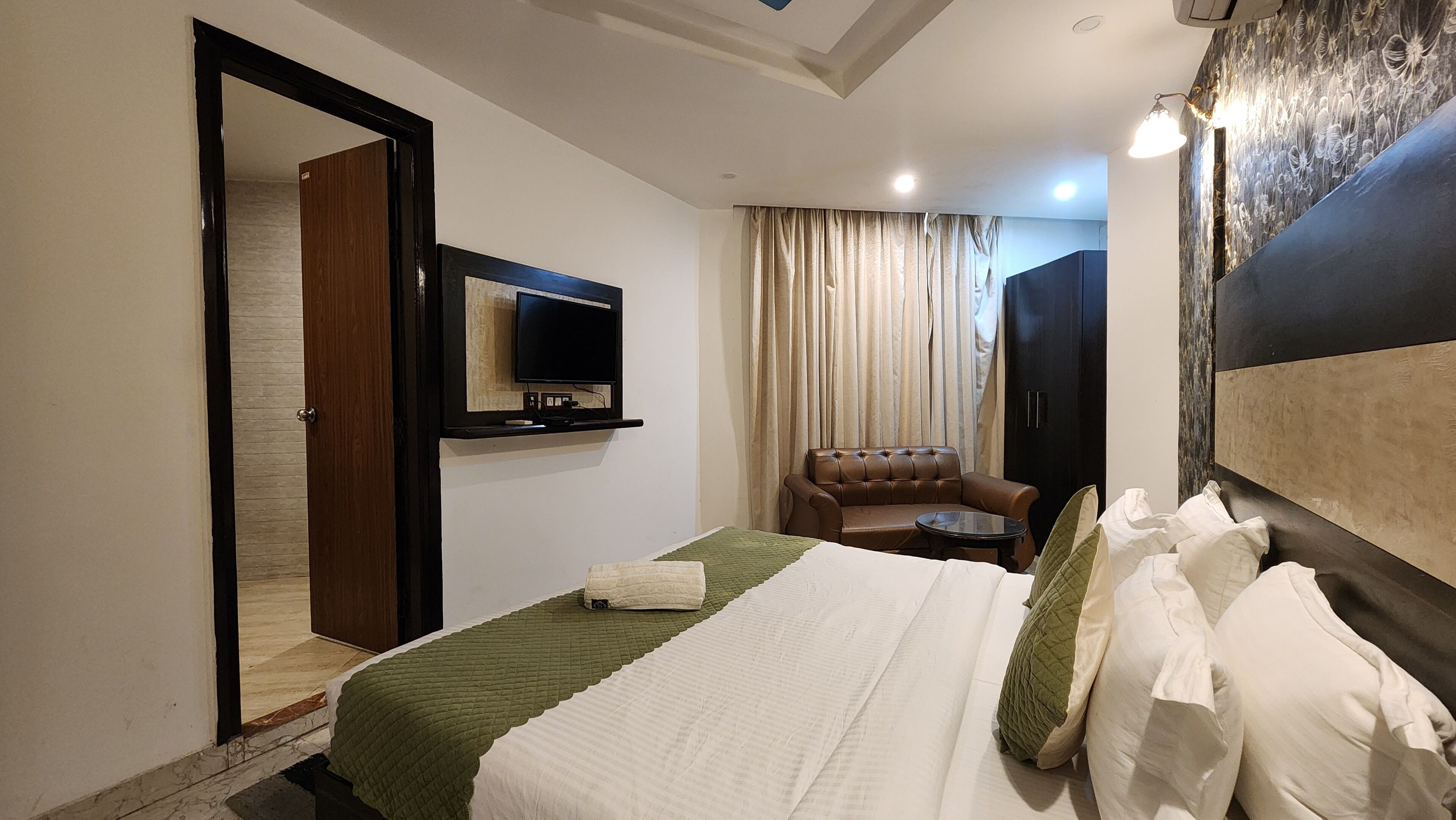 Quarto casal luxo, vista para a cidade | Cofres nos quartos, escrivaninha, espaço de trabalho para notebook