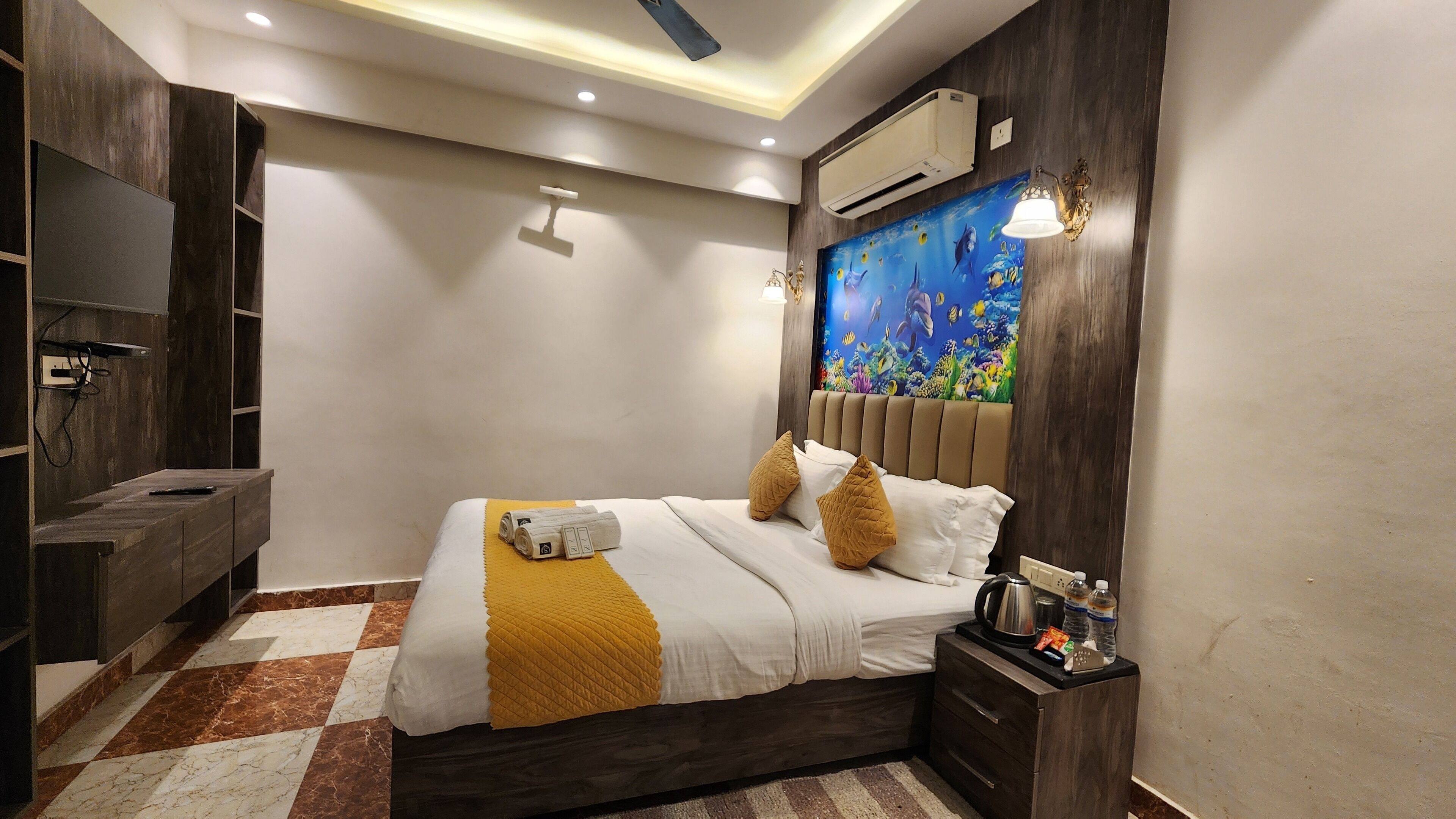 Quarto casal standard | Cofres nos quartos, escrivaninha, espaço de trabalho para notebook