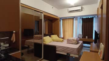 Estúdio básico, sacada, vista para a baía | Escrivaninha, espaço de trabalho para notebook