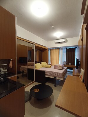 Estúdio Básico, varanda, vista para a baía | Secretária, secretária adequada para computadores portáteis 