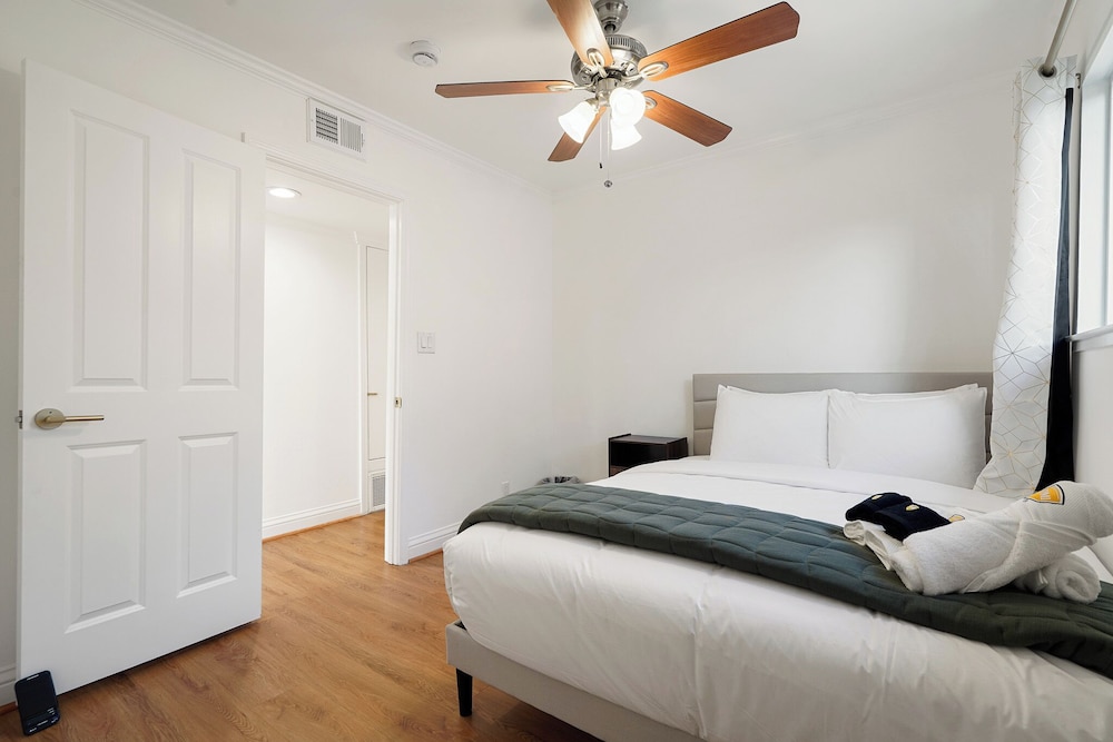 Lakefront Lavender House - San Mateo, CA