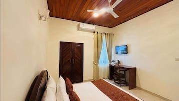 Cortinas/cortinados opacos, ferro/tábua de engomar, Wi-fi grátis