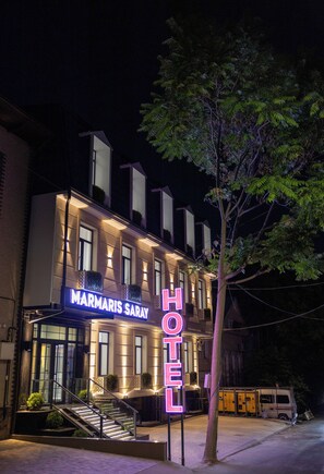 Fachada da propriedade à noite