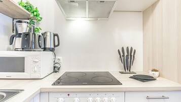 Apartamento Básico | Cozinha privada | Um frigorífico, um micro-ondas, um forno, uma placa de cozinha