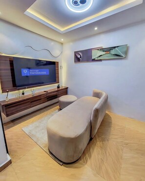 Quarto luxo, sacada, vista para a cidade | Área de estar