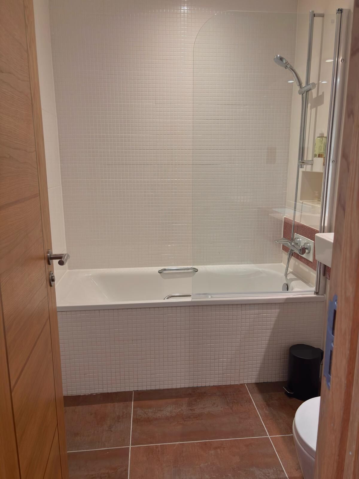 Quarto casal ou duplo, vista para a cidade | Banheiro | Produtos de toalete grátis, secador de cabelo, toalhas de banho 