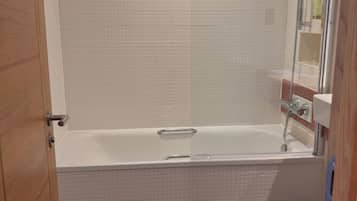 Quarto casal ou duplo, vista para a cidade | Banheiro | Produtos de toalete grátis, secador de cabelo, toalhas de banho