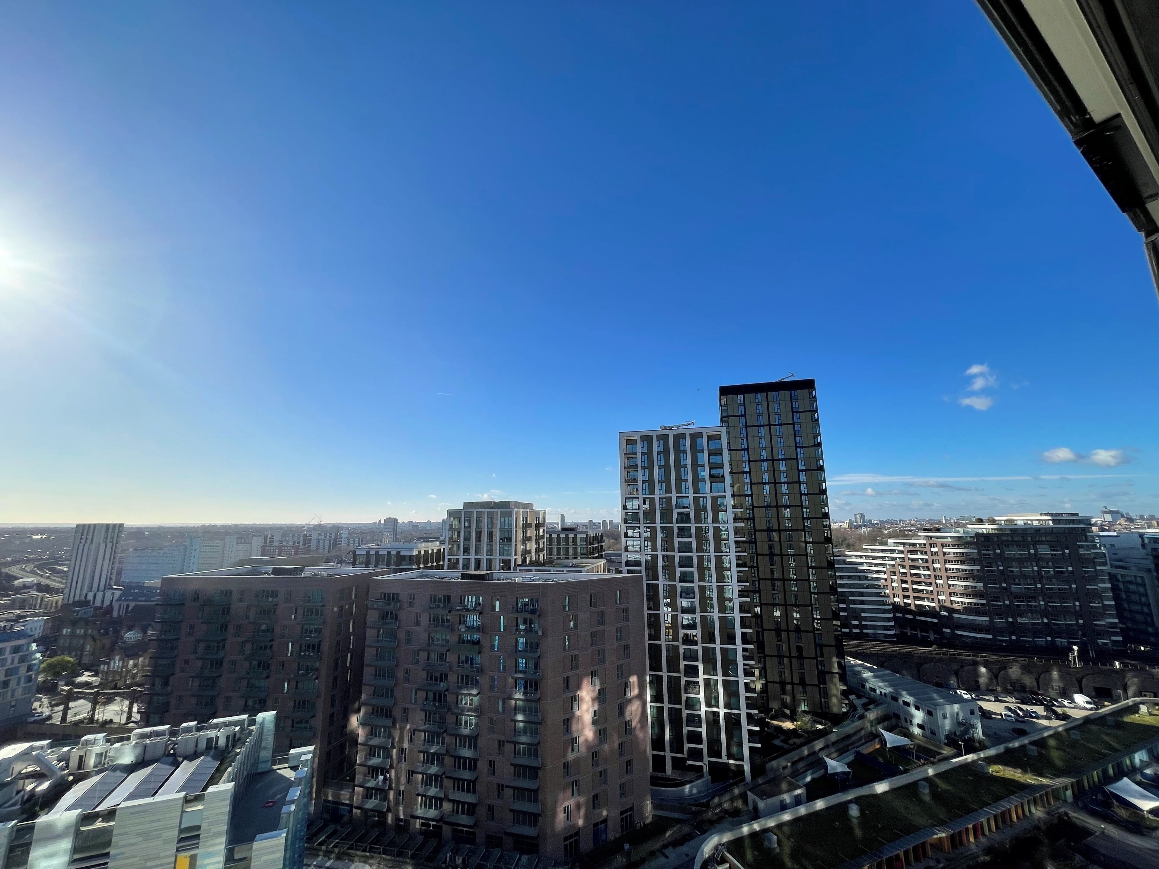 Um edifício alto com design arquitetônico moderno, com vários andares e fachada de vidro proeminente.