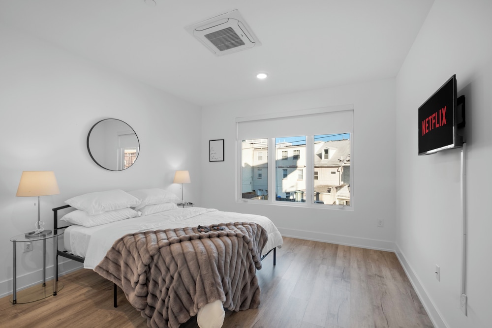 Modern 1BR Escape - Balcony + Gym + Wi-Fi - Philadelphia | Vrbo