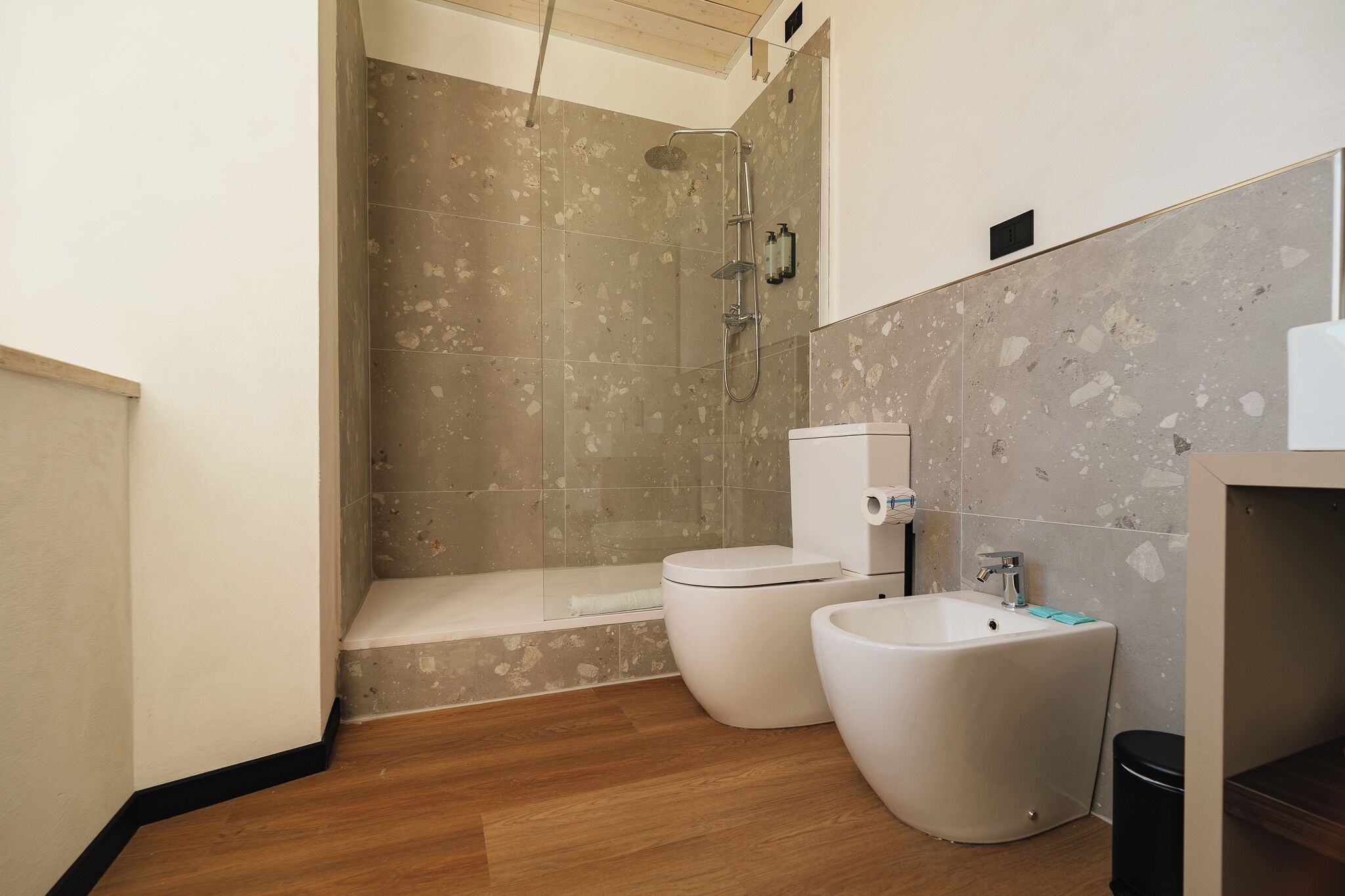 Quarto luxo | Banheiro | Chuveiro, toalhas de banho, sabonete, shampoo