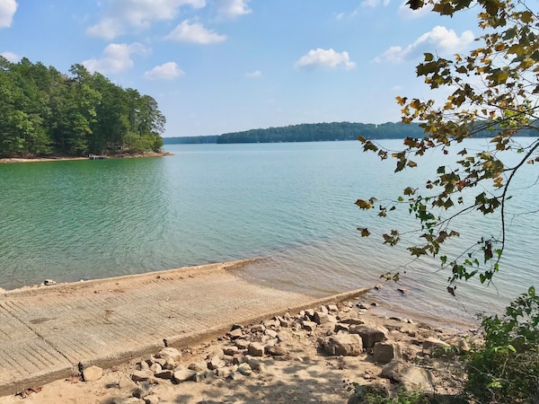 Bungalow By The Lake - Flowery Branch, GA