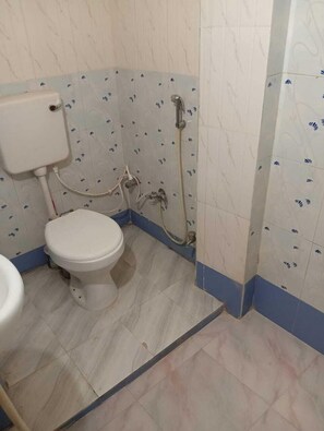 Chuveiro, produtos de toalete grátis, toalhas de banho, sabonete