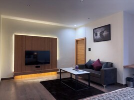 Quarto Standard | Secretária, secretária adequada para computadores portáteis 