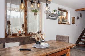 Casa conforto, 2 quartos, vista para a montanha | Opções para refeição no quarto