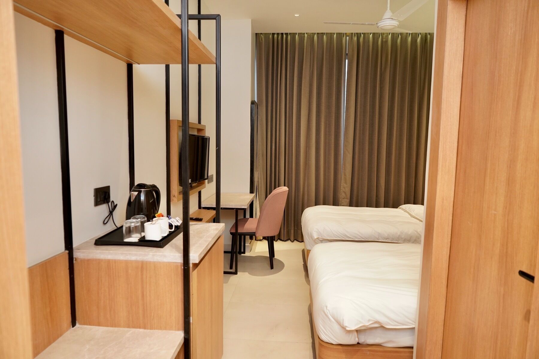 Quarto casal empresarial | Escrivaninha, espaço de trabalho para notebook, Wi-Fi de cortesia