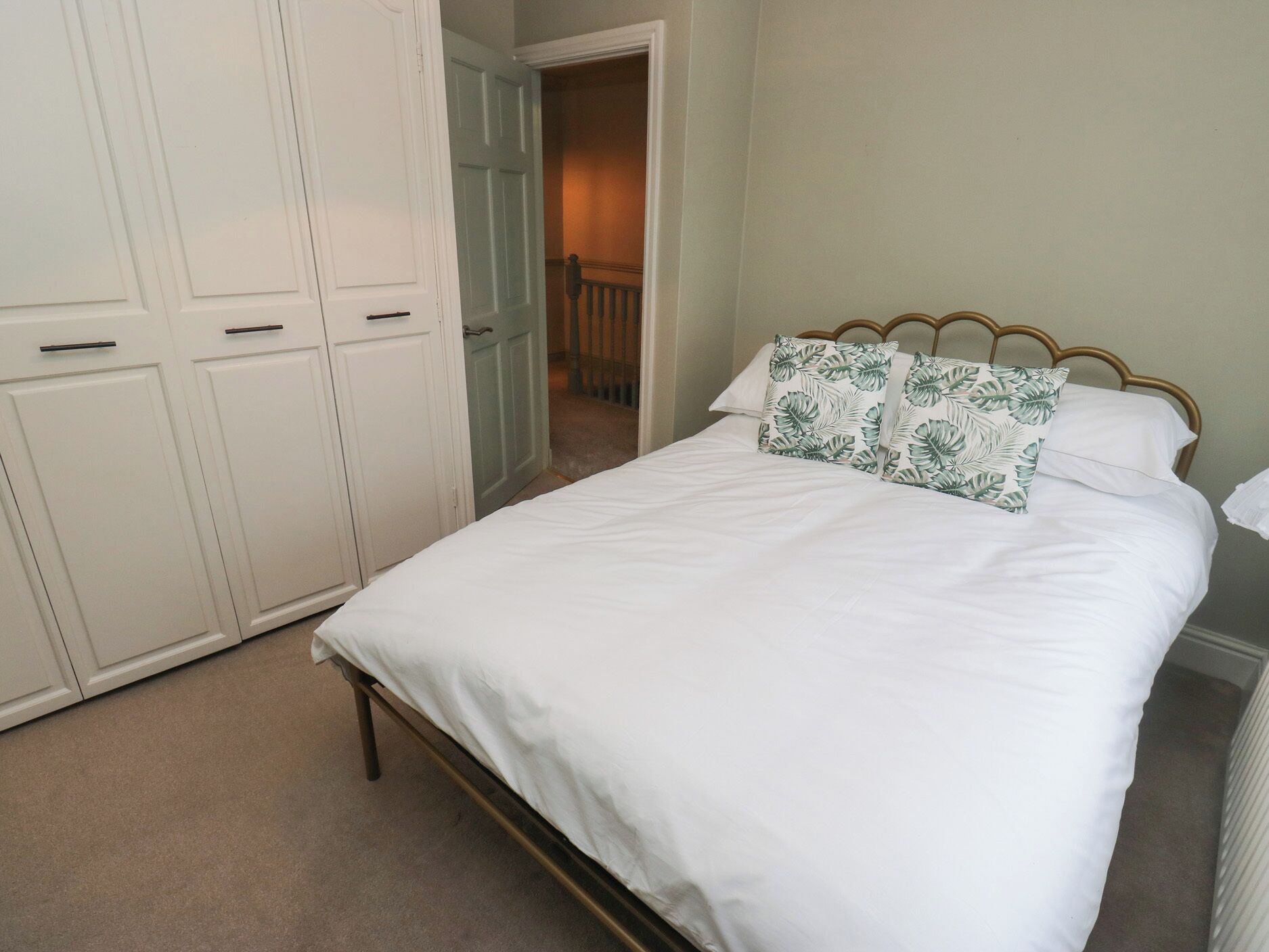 2 quartos, com decoração personalizada, com mobília individualizada 