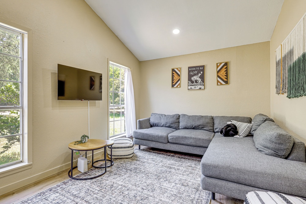 3 Mi To Dtwn Temple: Group-ready Home W/ Yard - Temple, TX