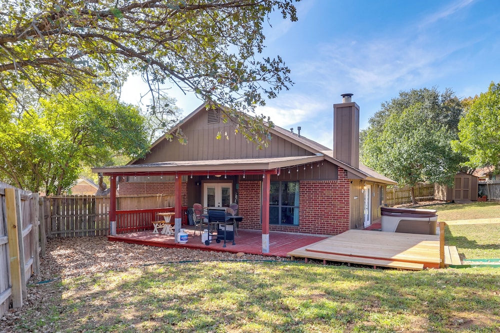 Private Pool & Hot Tub: Dog-friendly Live Oak Home - Green Acres Golf and Games - San Antonio