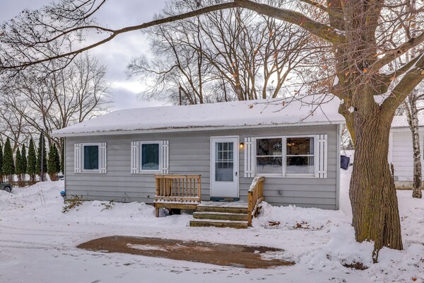 2 Mi To Cmu! Quaint Bungalow W/ Fenced Backyard - CMU, Mt Pleasant