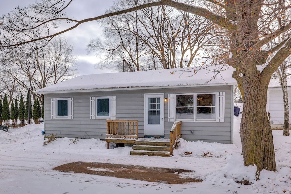 2 Mi To Cmu! Quaint Bungalow W/ Fenced Backyard - Mount Pleasant, MI
