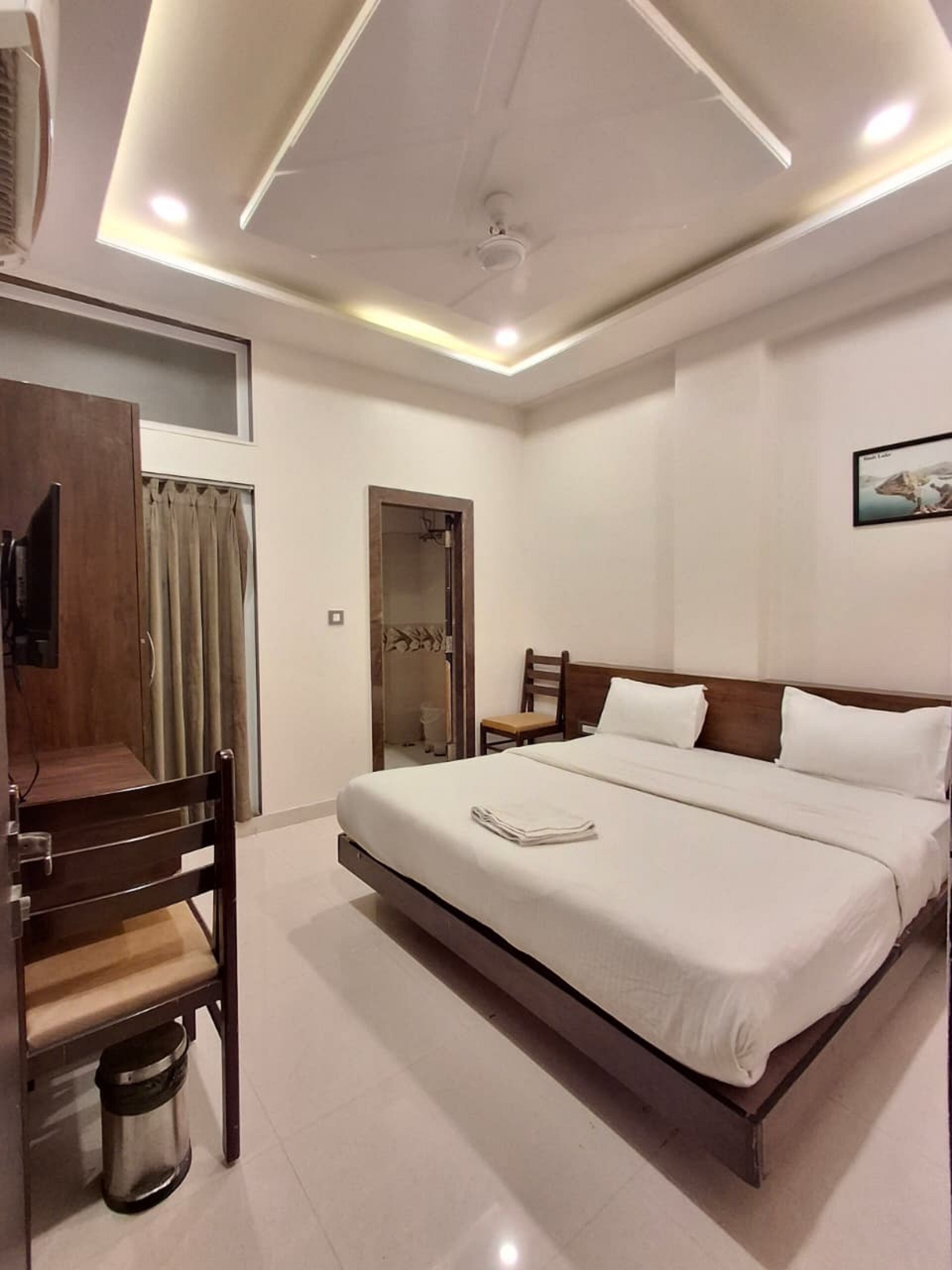 Quarto casal luxo, vista para a cidade | Escrivaninha, ferros/tábuas de passar roupa, Wi-Fi de cortesia