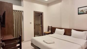 Quarto casal luxo, vista para a cidade | Escrivaninha, ferros/tábuas de passar roupa, Wi-Fi de cortesia