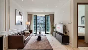 Apartamento de Luxo, 2 quartos, cozinha, Vista para a cidade | Sala de estar | Smart TV de 55 polegadas com canais digitais