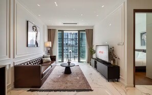 Apartamento de Luxo, 2 quartos, cozinha, Vista para a cidade | Sala de estar | Smart TV de 55 polegadas com canais digitais 