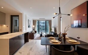 Apartamento de Luxo, 2 quartos, cozinha, Vista para a cidade | Refeições no quarto