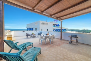 Apartamento standard, vários quartos (Sunny Sea View) | Opções para refeição ao ar livre