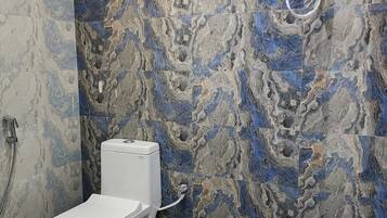 Quarto casal luxo, vista para a cidade | Banheiro | Chuveiro, produtos de toalete grátis, toalhas de banho, sabonete