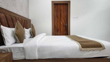 Quarto casal luxo, vista para a cidade | Ferros/tábuas de passar roupa, Wi-Fi de cortesia