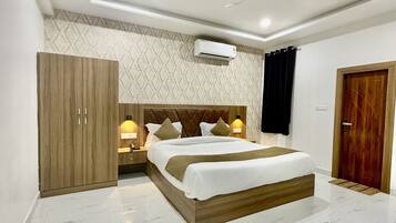 Quarto luxo, 1 cama King, sacada | Ferros/tábuas de passar roupa, Wi-Fi de cortesia