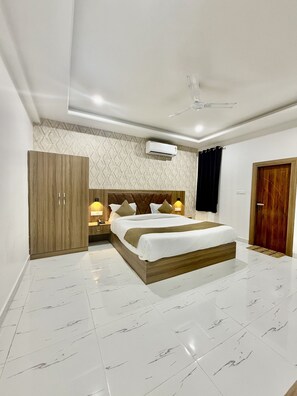 Quarto Deluxe, 1 cama king-size, varanda | Ferro/tábua de engomar, Wi-fi grátis 