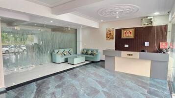 Área de estar no saguão