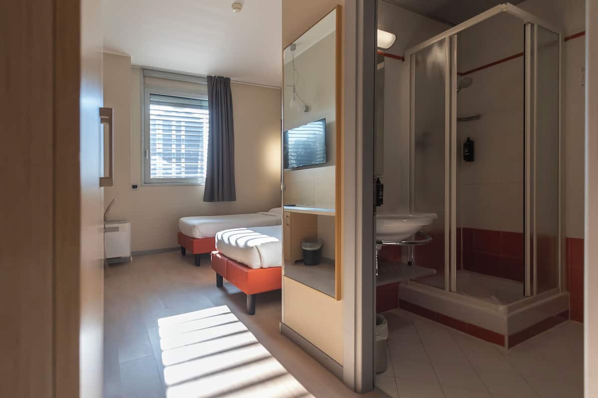 Quarto Twin Standard | Cofre no quarto, secretária, Wi-fi grátis