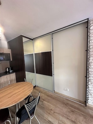 Apartamento luxo, sacada | Área de estar | TV de tela plana