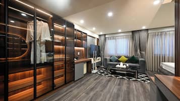 Quarto Duplo Júnior | Minibar, cofre no quarto, cortinas/cortinados opacos