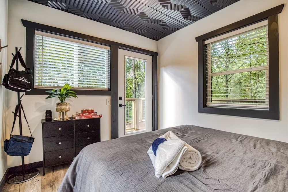 Treehouse Disc Golf Putt Putt Fire pit Hot Tub Reviews, Deals & Photos ...