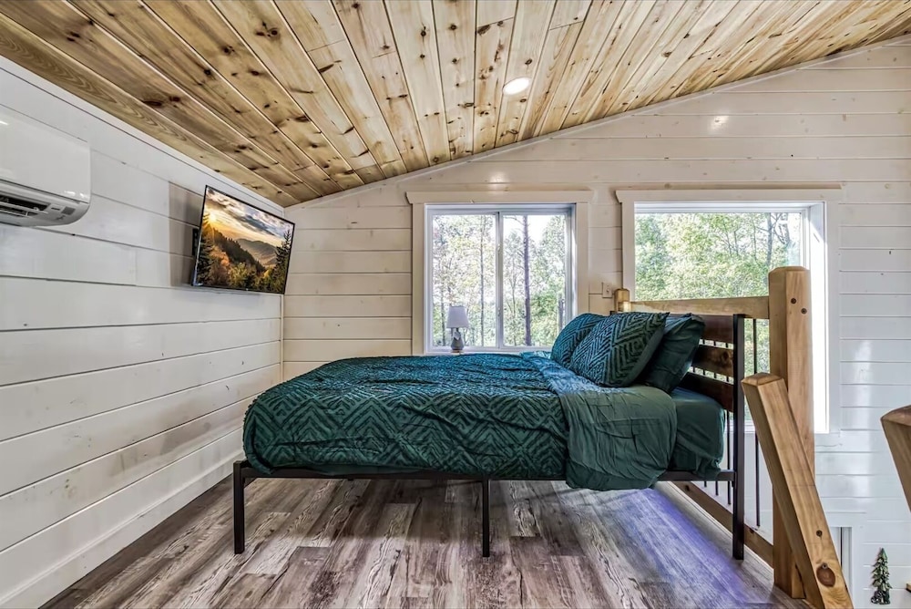 Treehouse Disc Golf Putt Putt Fire pit Hot Tub Reviews, Deals & Photos ...