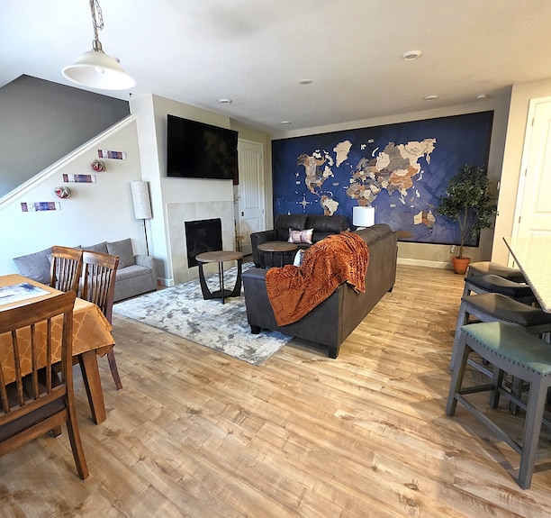 Serene 3 Bdrm 3 Bthrm Home In Aurora, Sleeps 10 & Near Everything!!! - Aurora, CO