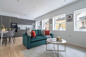 Apartamento Cidade, 1 cama de casal e sofá-cama, não fumadores, Vista para a cidade | Sala de estar | Smart TV de 40 polegadas com canais via satélite 