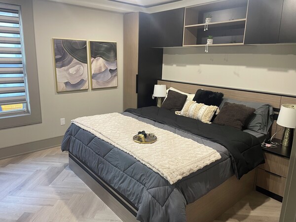 Modern Masterpiece 7 Bedroom Home - Niagara Falls