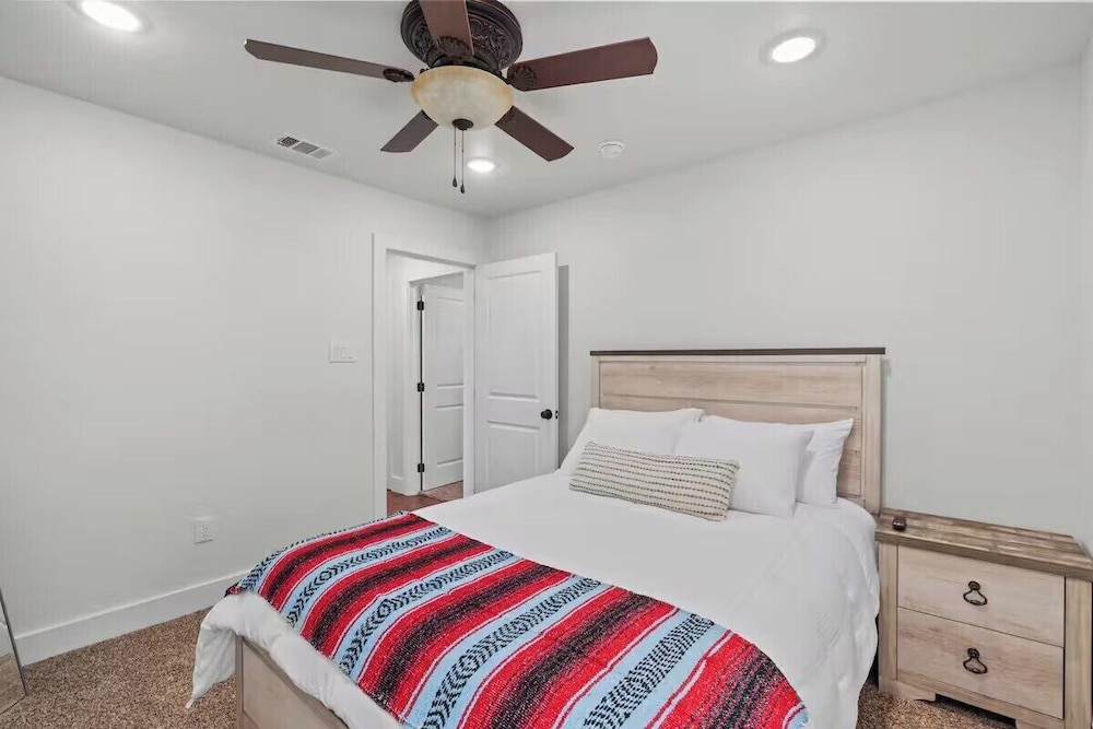 7 Min To Stockyards- Cozy & Stylish Home - Fort Worth, TX