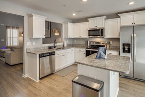 WFH Setup, Fenced Yard! Spacious Spring Hill Stay in Spring Hill | Best ...