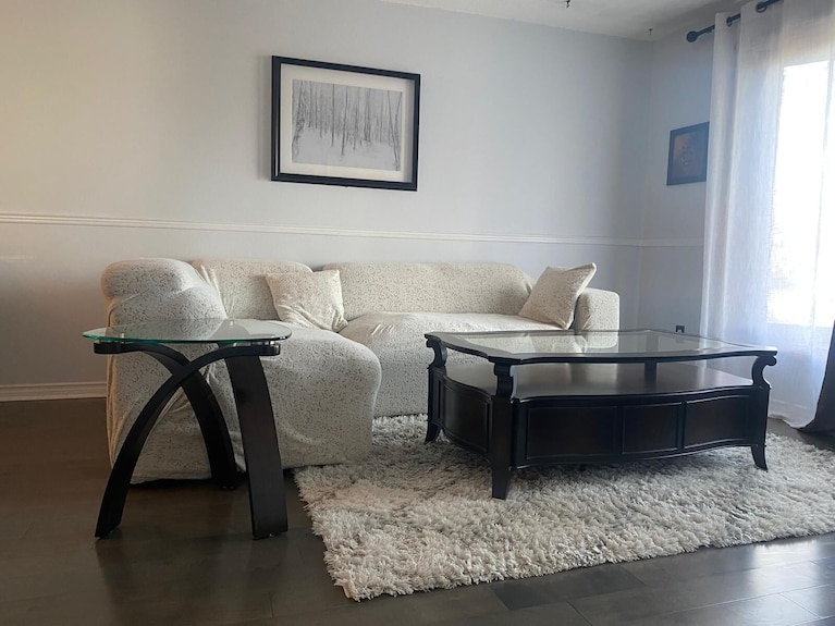 Home Away From Home - Relax And Unwind In This Beautifully Decorated 3-bedroom - Kingston