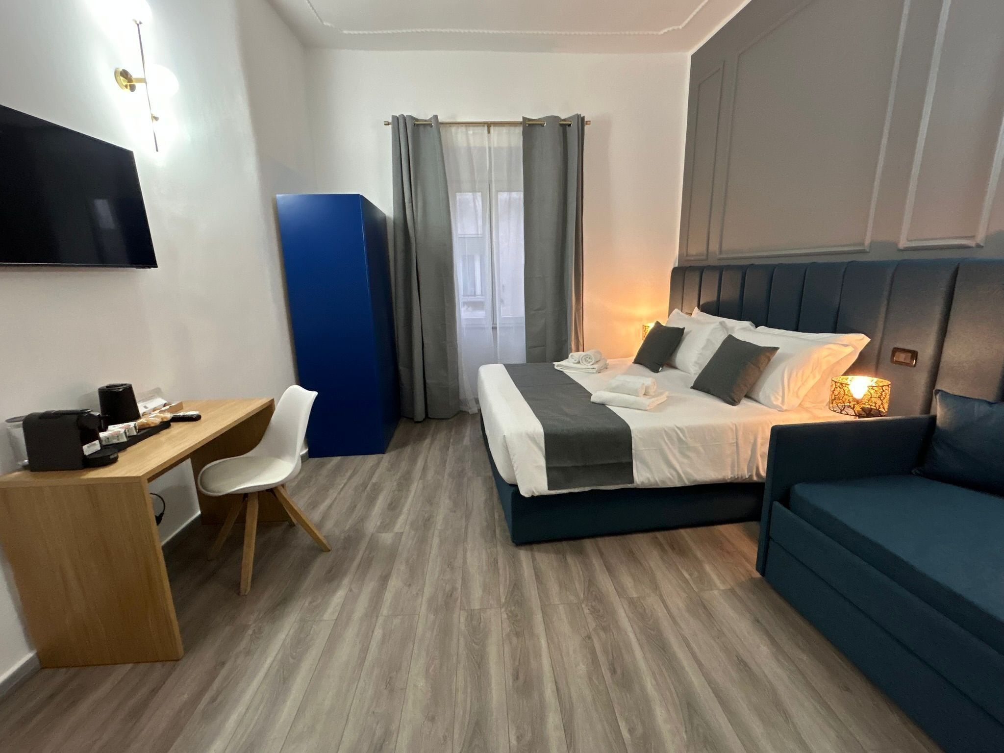 Quarto | 1 quarto, escrivaninha, ferros/tábuas de passar roupa, roupa de cama